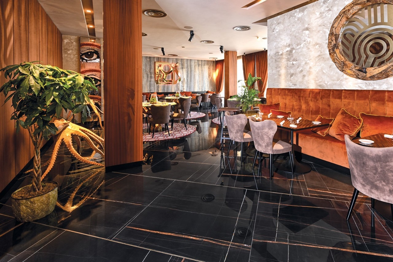 Ceramic surfaces enhance the duality of a restaurant - Domus
