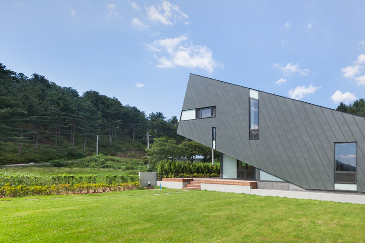 Leaning House - Domus