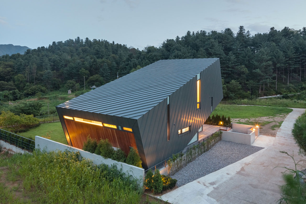 Leaning House - Domus