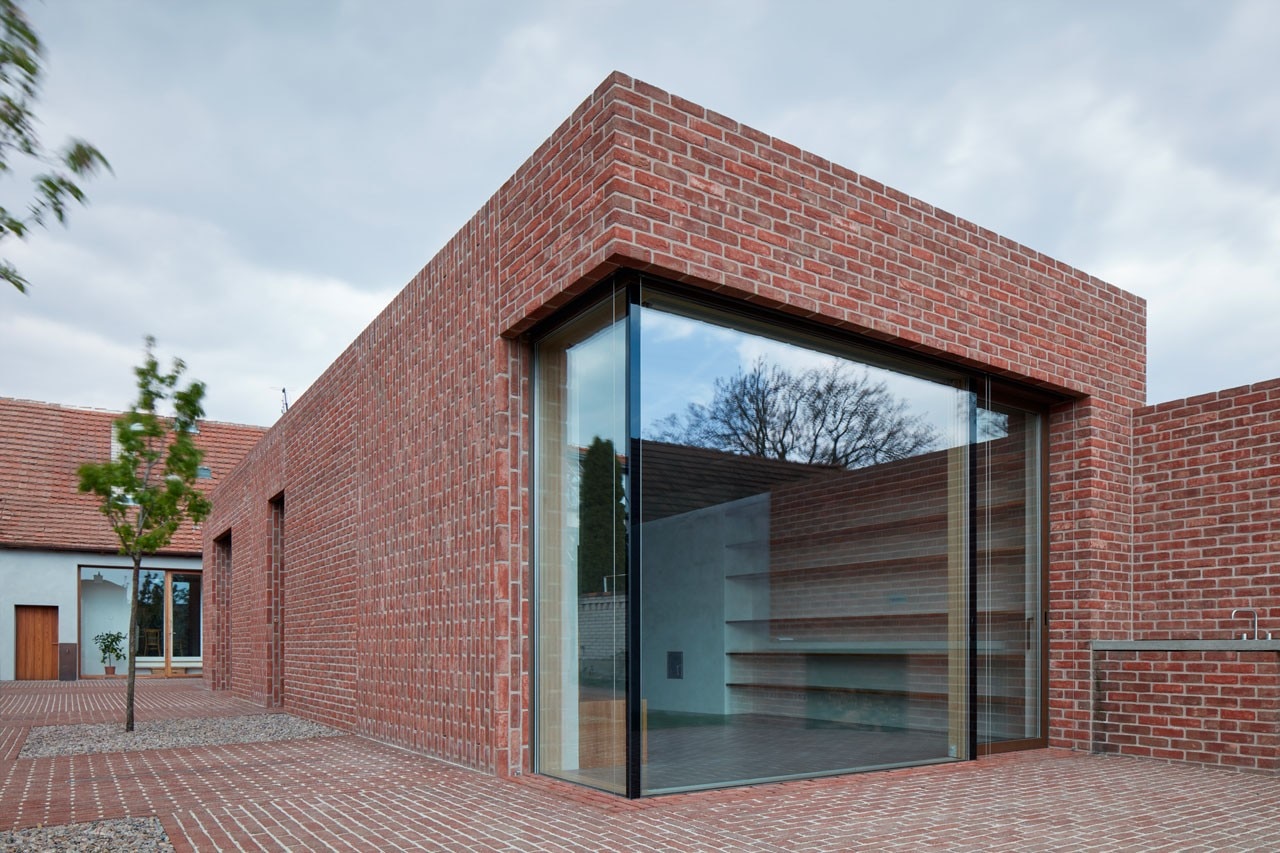 Brick Garden - Domus