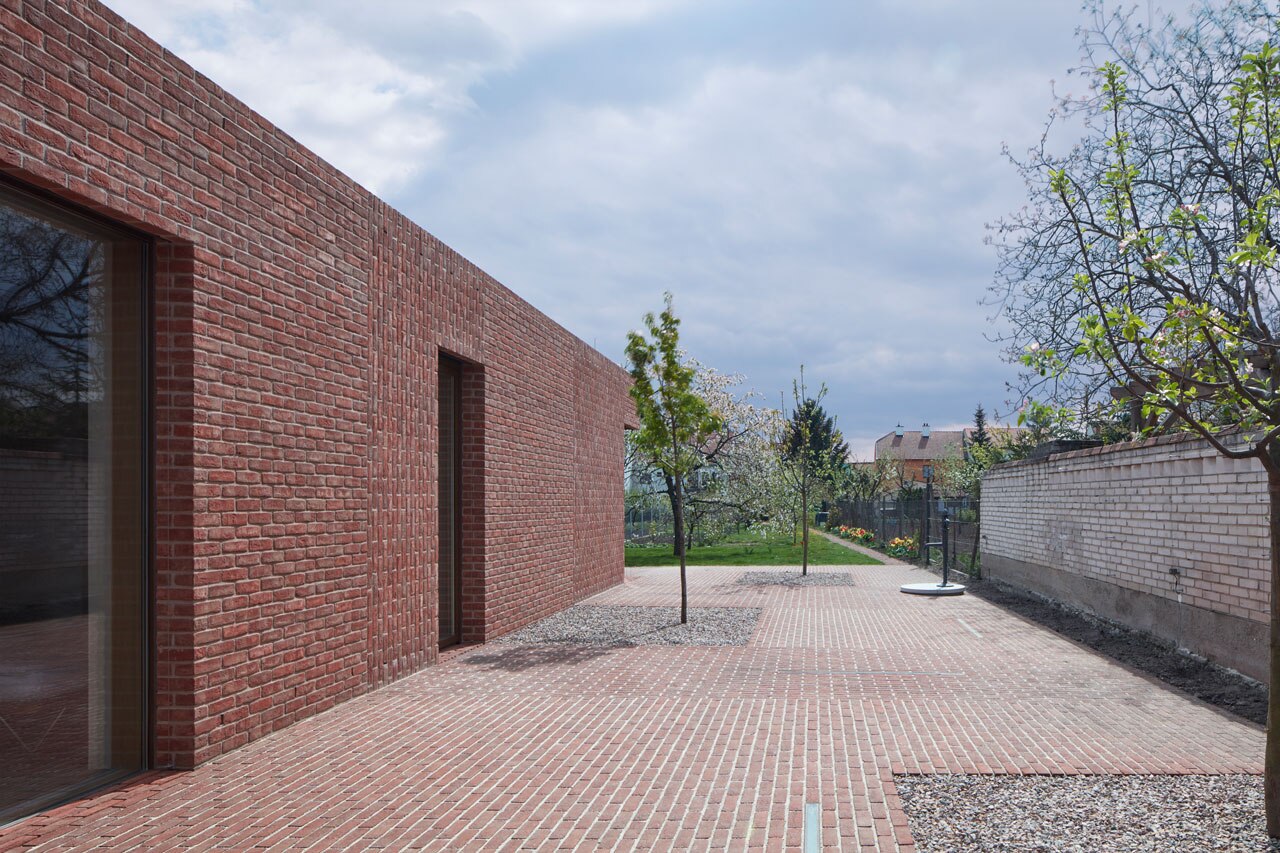 Brick Garden - Domus