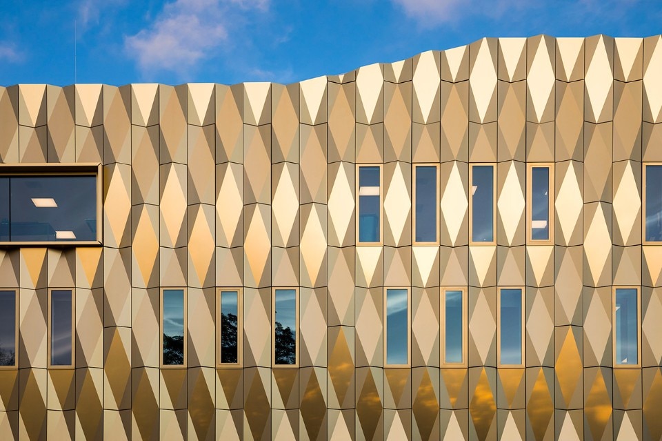 Zinder is a constantly varying golden lantern - Domus