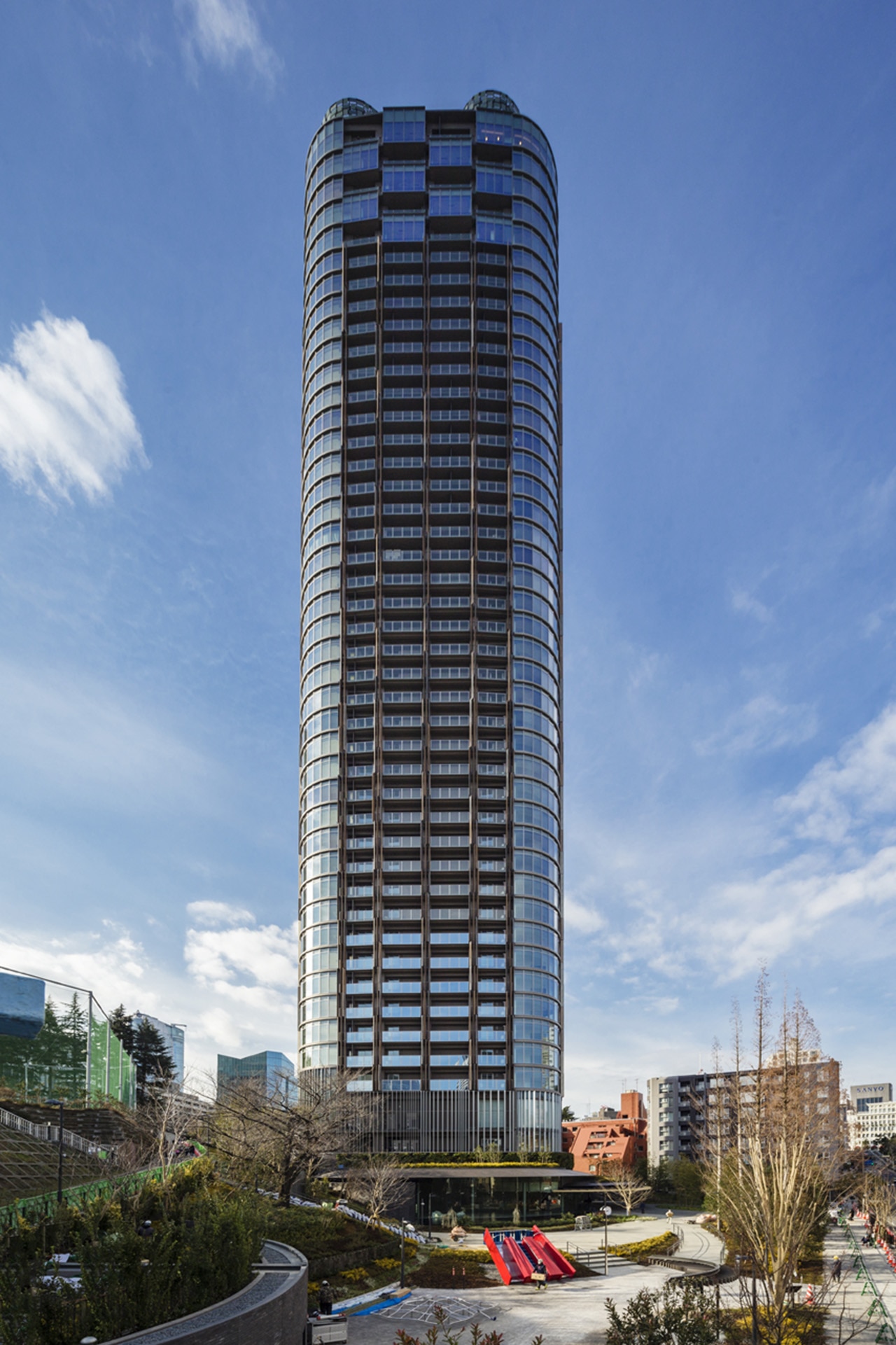 Tokyo. Kengo Kuma completes a tree-inspired tower in glass and ...