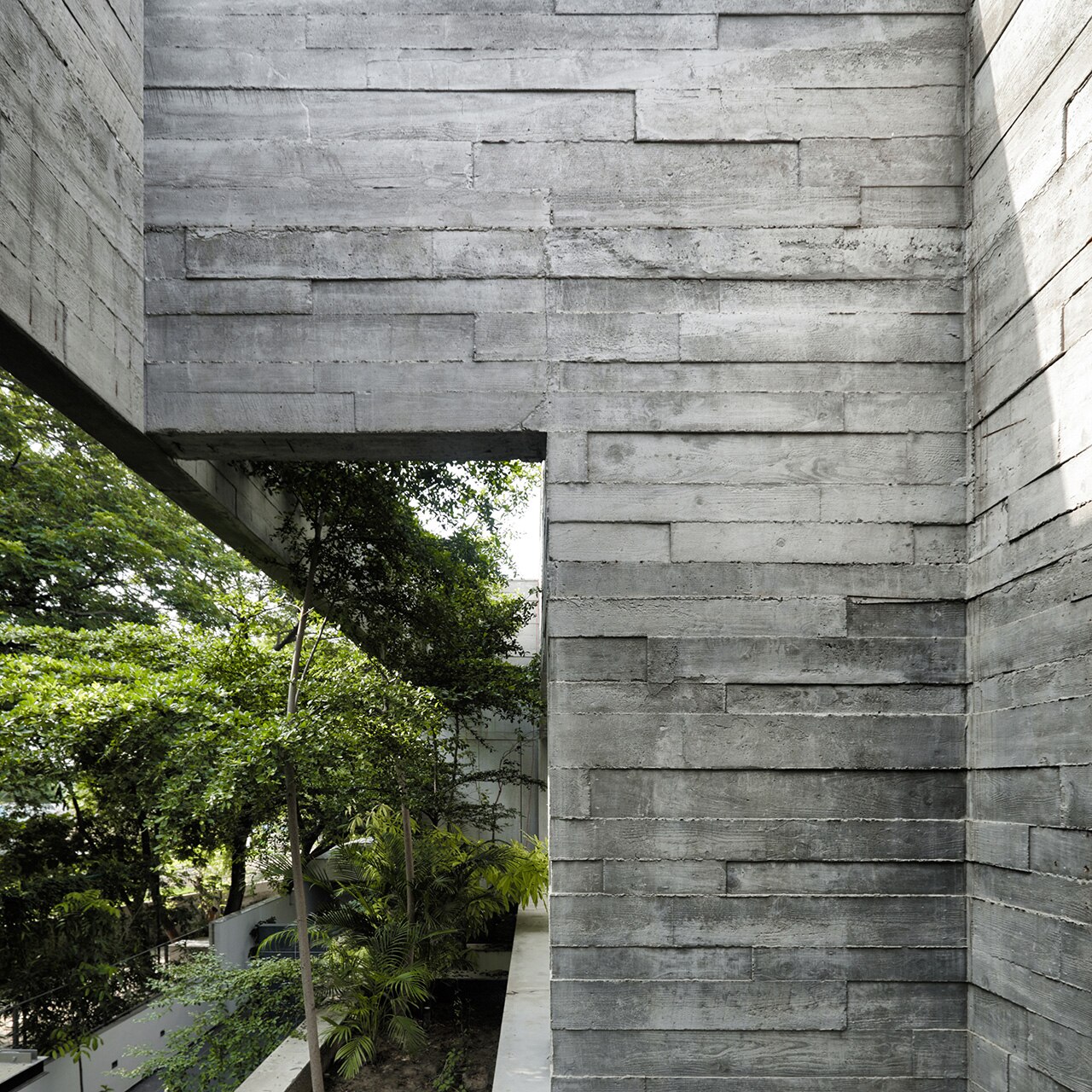 India, Ahmedabad. A house with three-dimensional concrete facades by FLXBL
