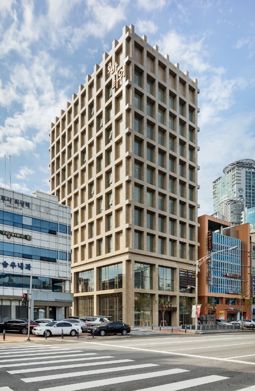 South Korea. The rigorous facades of a monolithic urban landmark - Domus