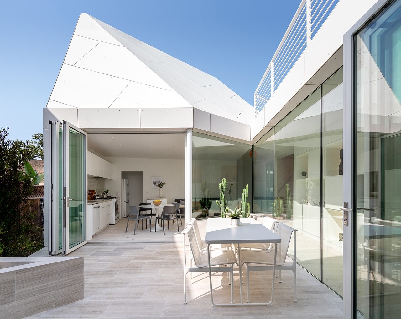 Faceted cement blocks form patio at heart of Los Angeles home - Domus