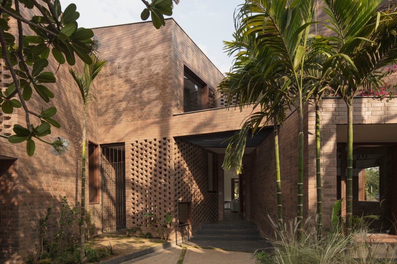 CollectiveProject designs a single-family brick house in the urban ...