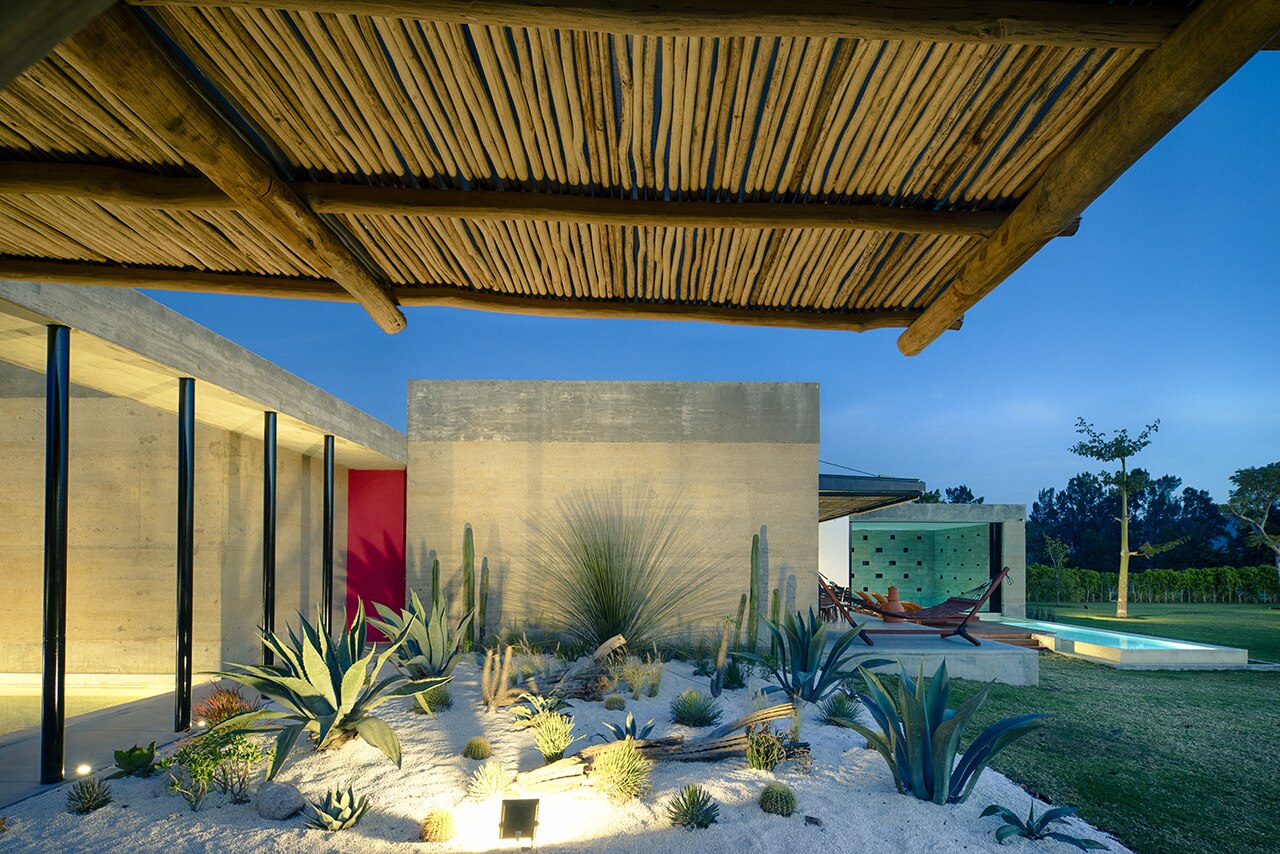 Mexico. Taller Tlaiye retrieves the tradition of rammed earth in Quinta ...