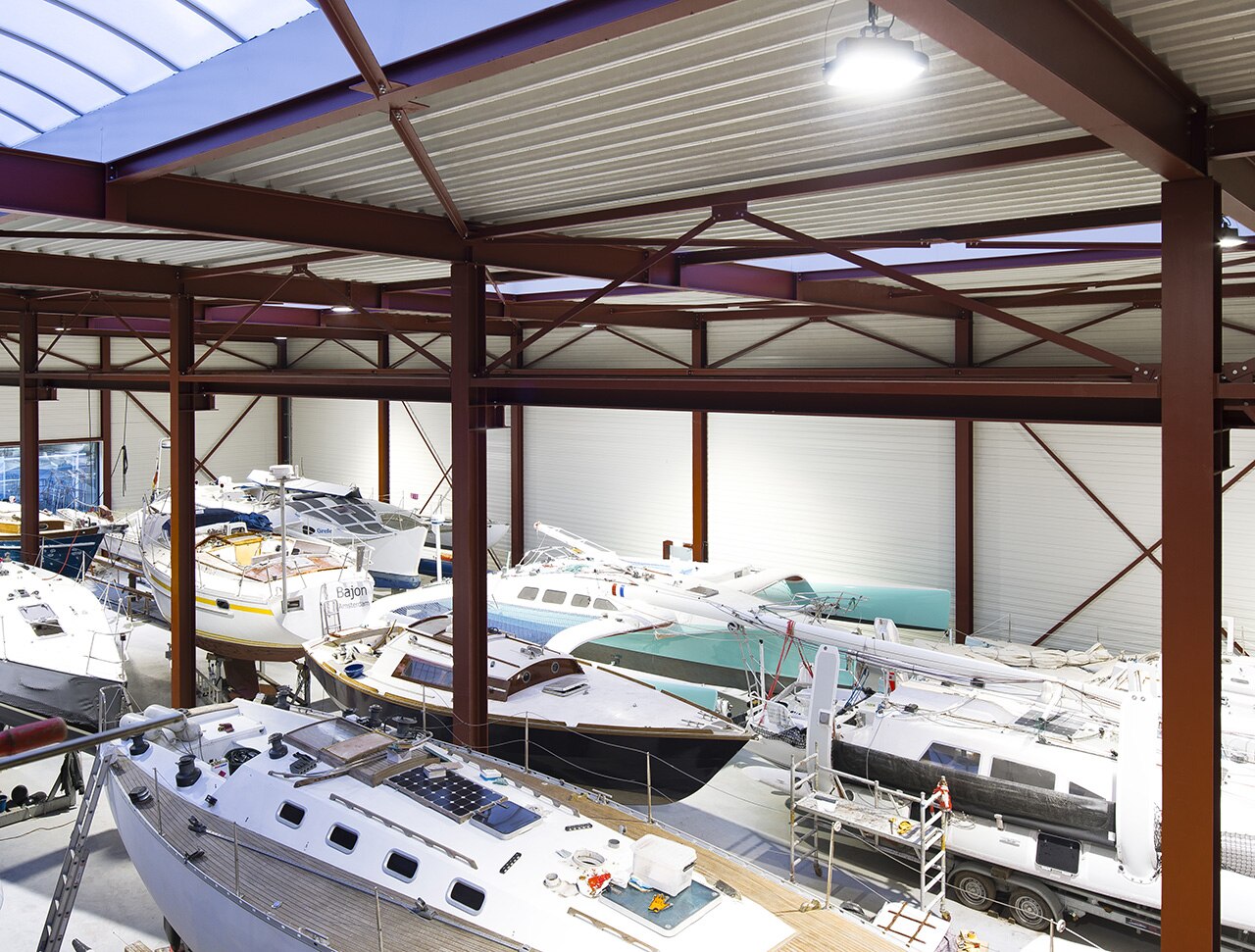Amsterdam. A boat hangar interacting with the new life of a shipyard ...