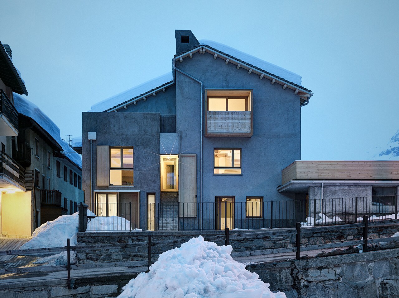 ESarch usa legno di abete e intonaco rustico grigio per rinnovare una ...