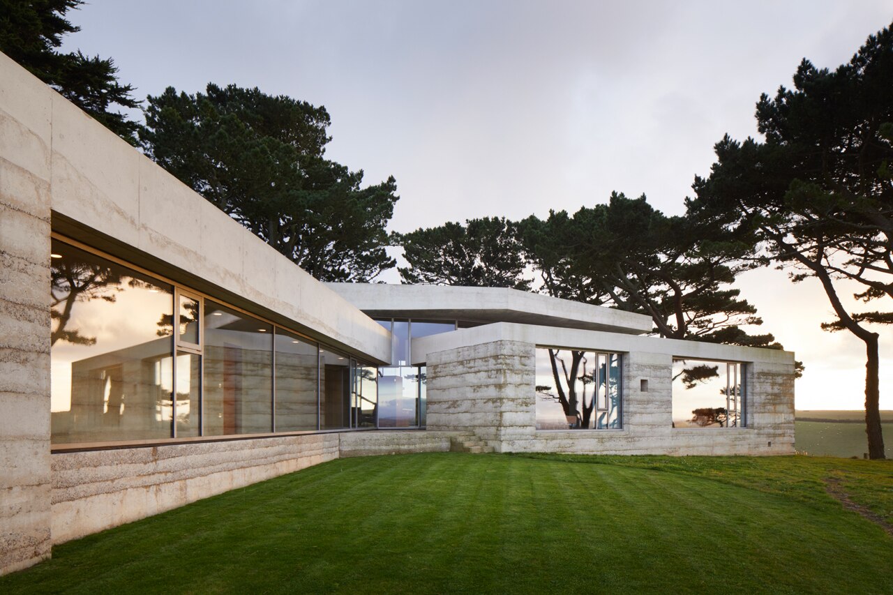 La villa in cemento stratificato di Peter Zumthor sorveglia la campagna ...