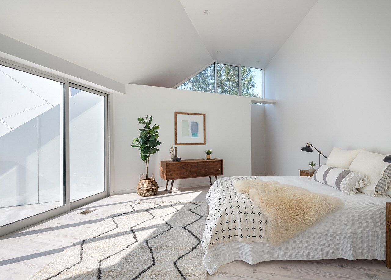 Faceted cement blocks form patio at heart of Los Angeles home - Domus