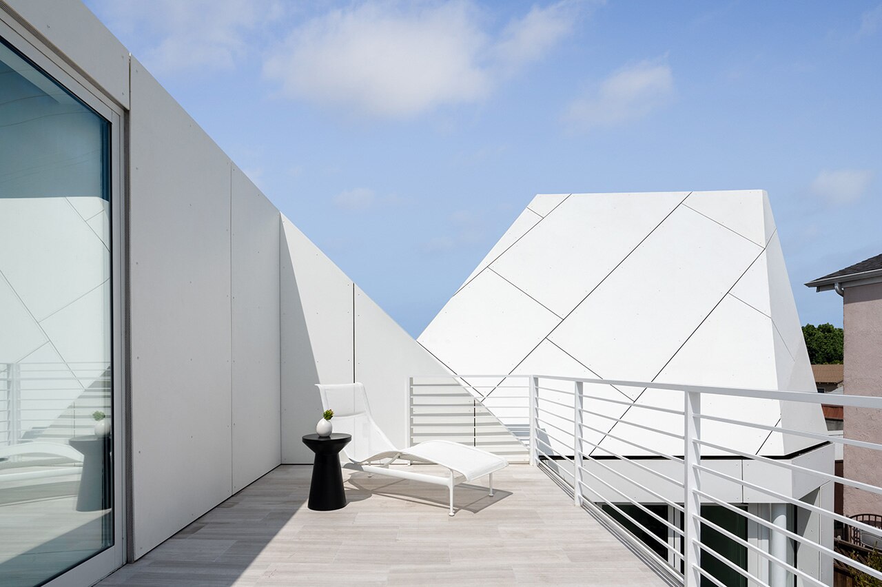 Faceted cement blocks form patio at heart of Los Angeles home - Domus