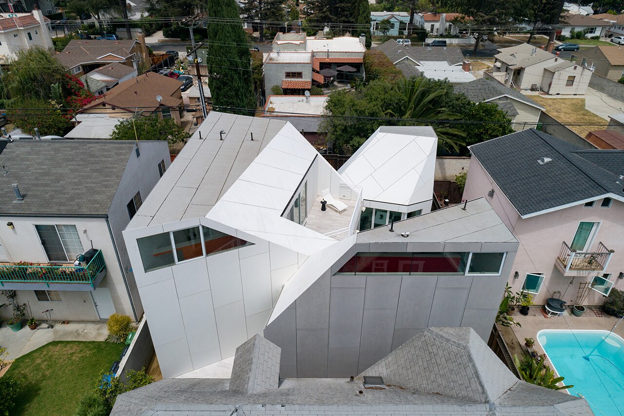 Faceted cement blocks form patio at heart of Los Angeles home - Domus
