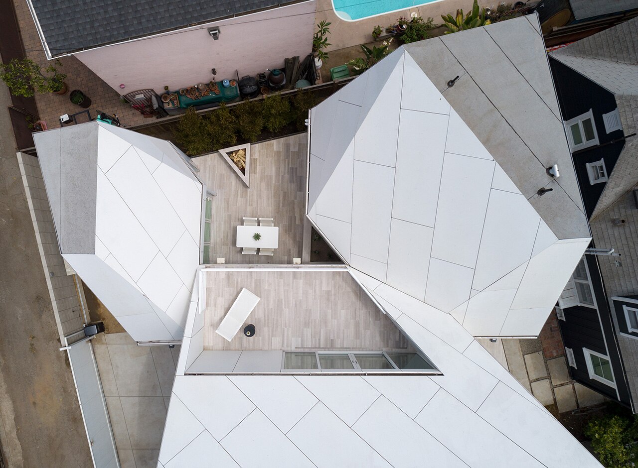 Faceted cement blocks form patio at heart of Los Angeles home - Domus