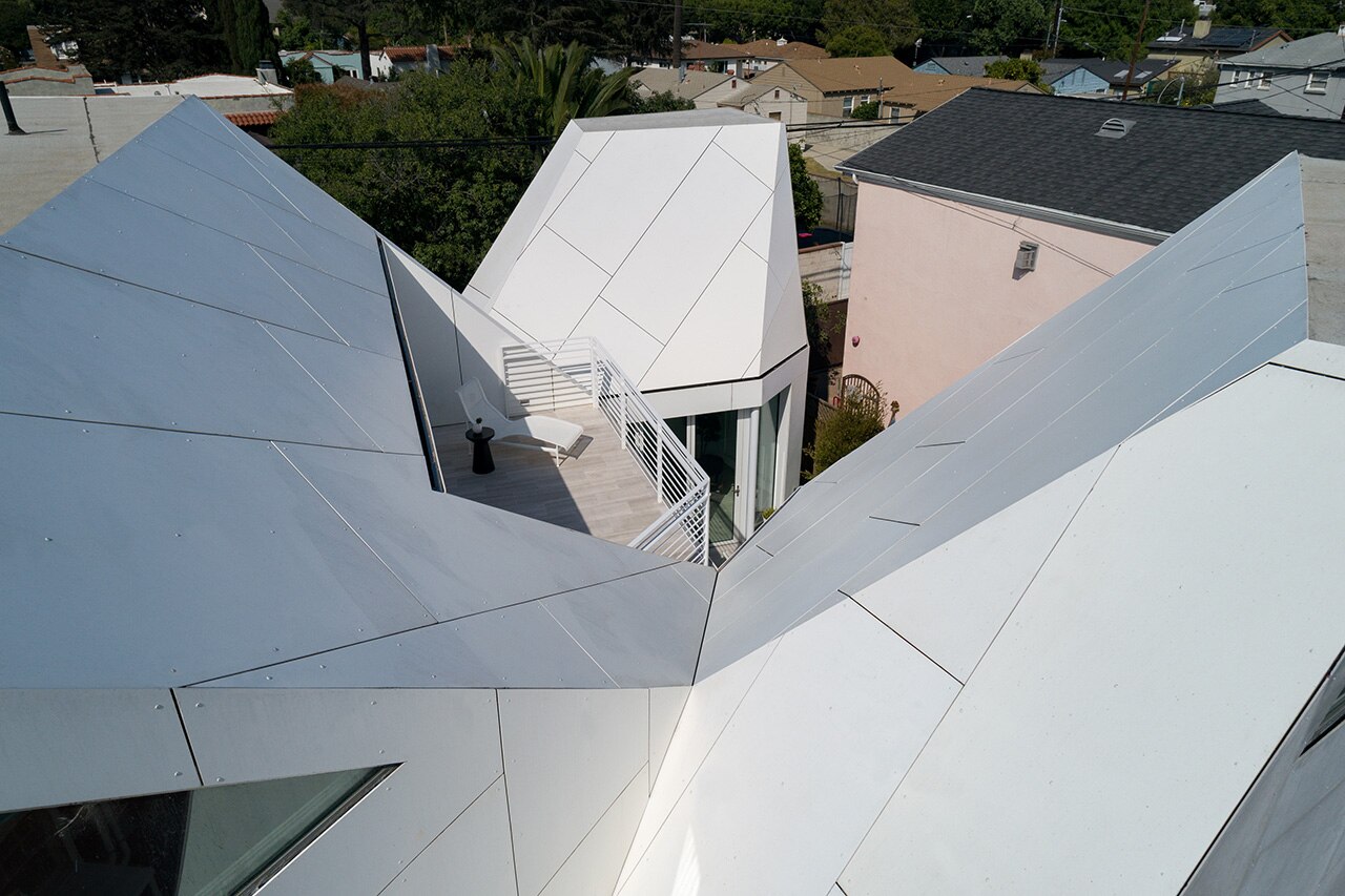 Faceted cement blocks form patio at heart of Los Angeles home - Domus