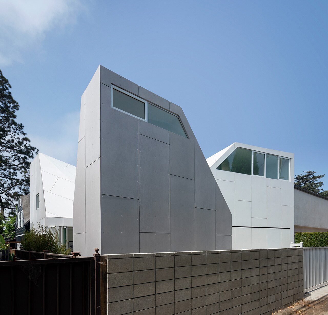 Faceted cement blocks form patio at heart of Los Angeles home - Domus