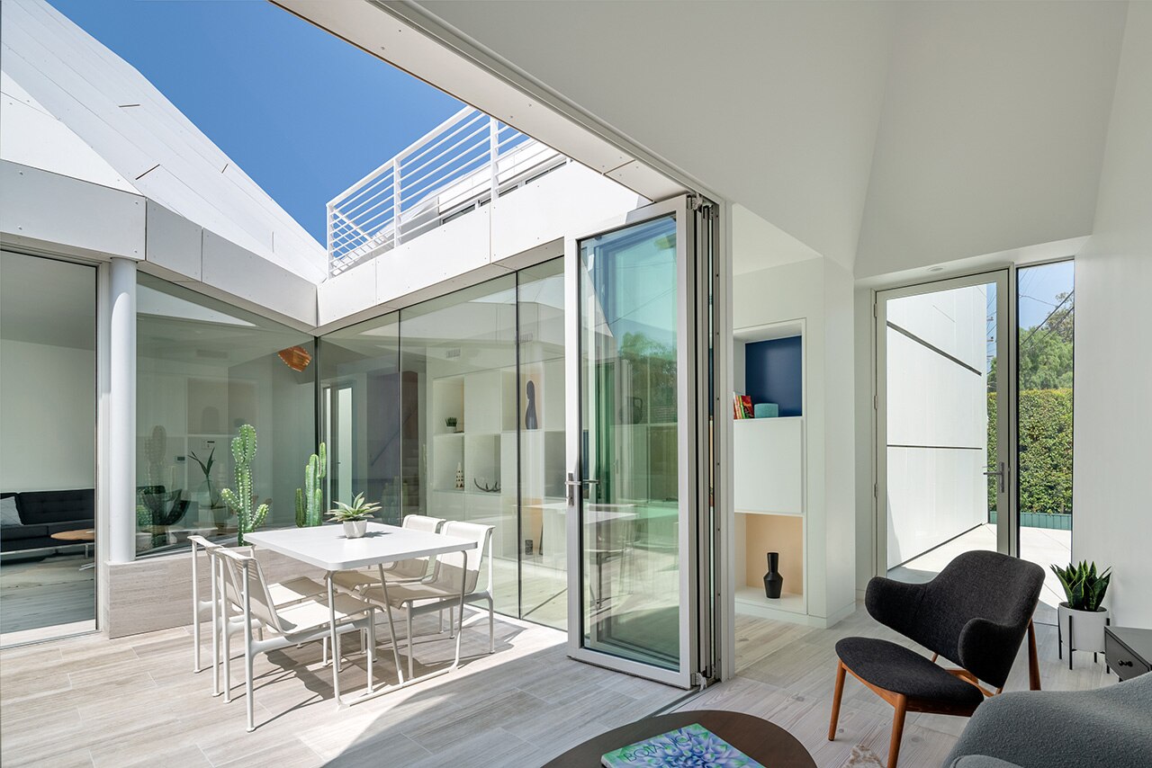 Faceted cement blocks form patio at heart of Los Angeles home - Domus