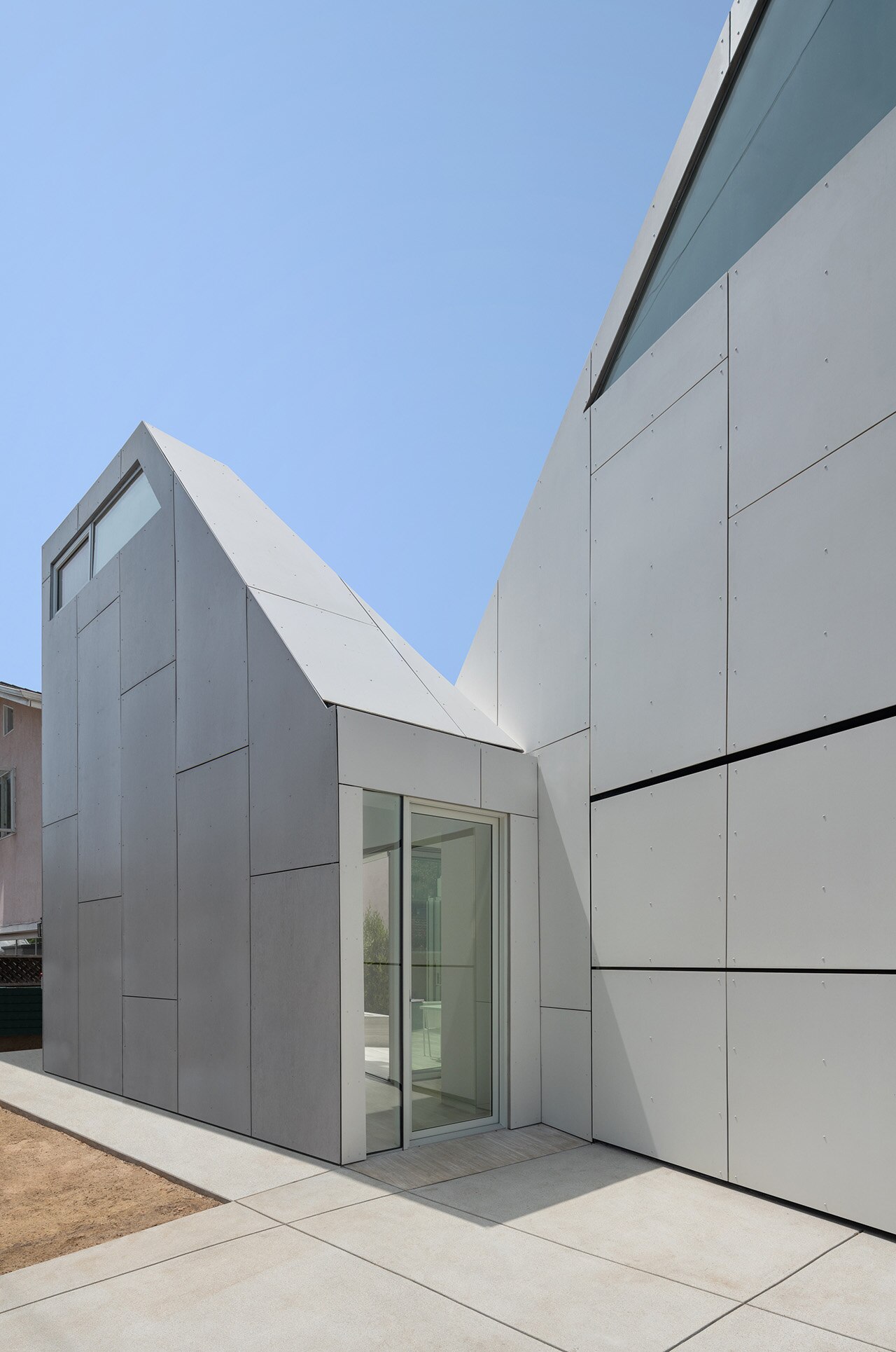 Faceted cement blocks form patio at heart of Los Angeles home - Domus