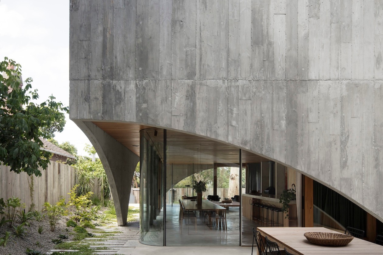 Concrete arcs frame courtyard views at Melbourne house by Edition ...