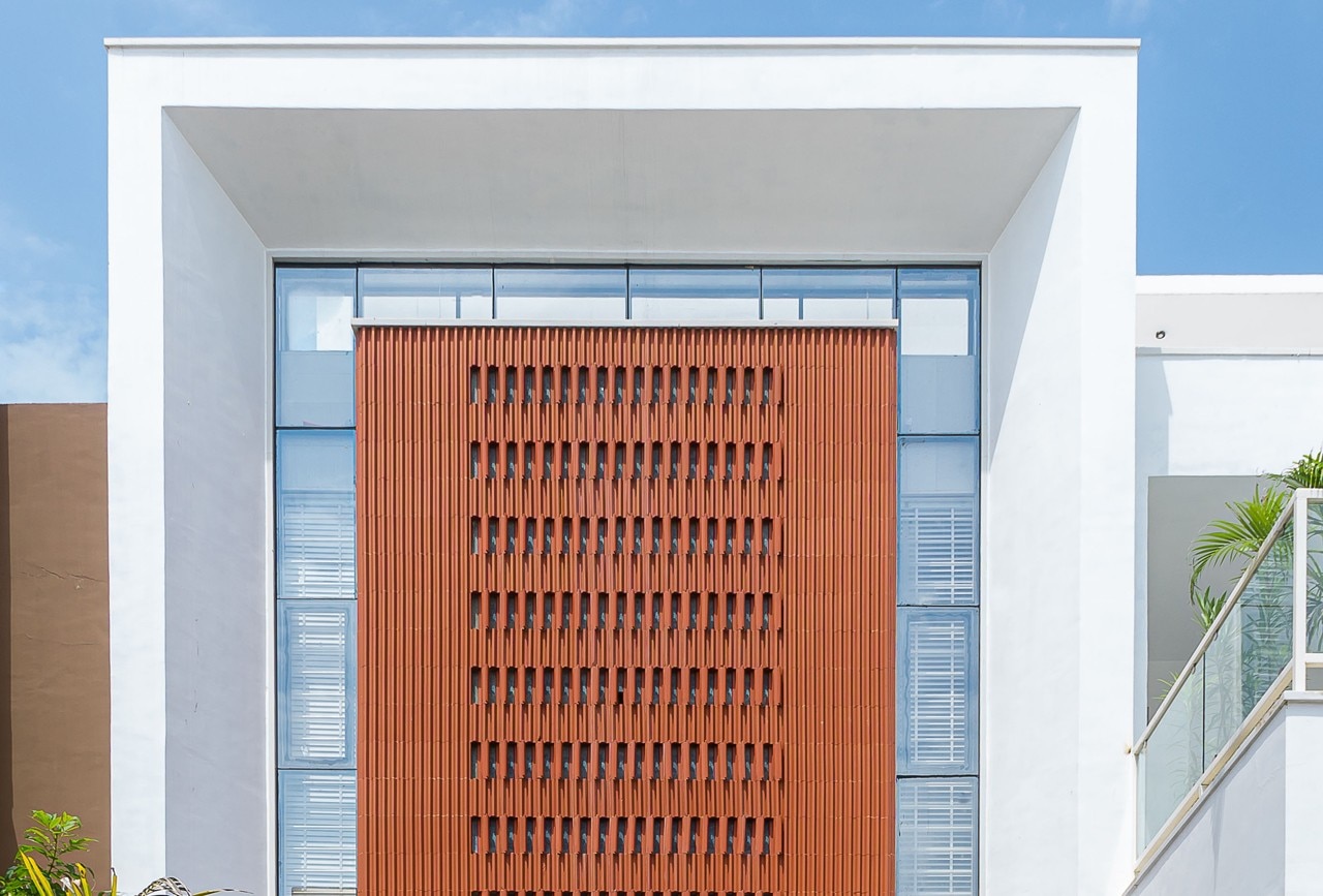 Clay tiles to minimize heat in a house in India by Manoj Patel Design ...