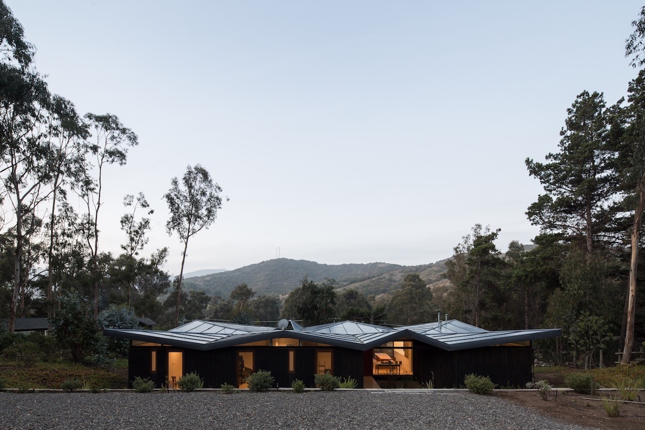 A roof shaped like an origami in a vacation home in Chile - Domus