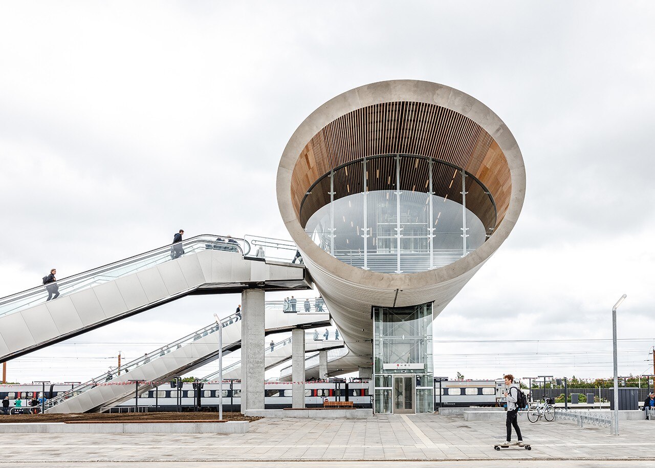 A slithering footbridge in the new Køge Nord Station - Domus