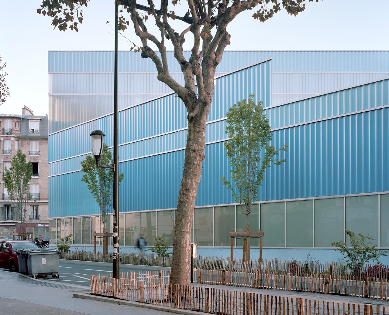 In Boulogne Billancourt, Muoto designs a school as an abstract block ...