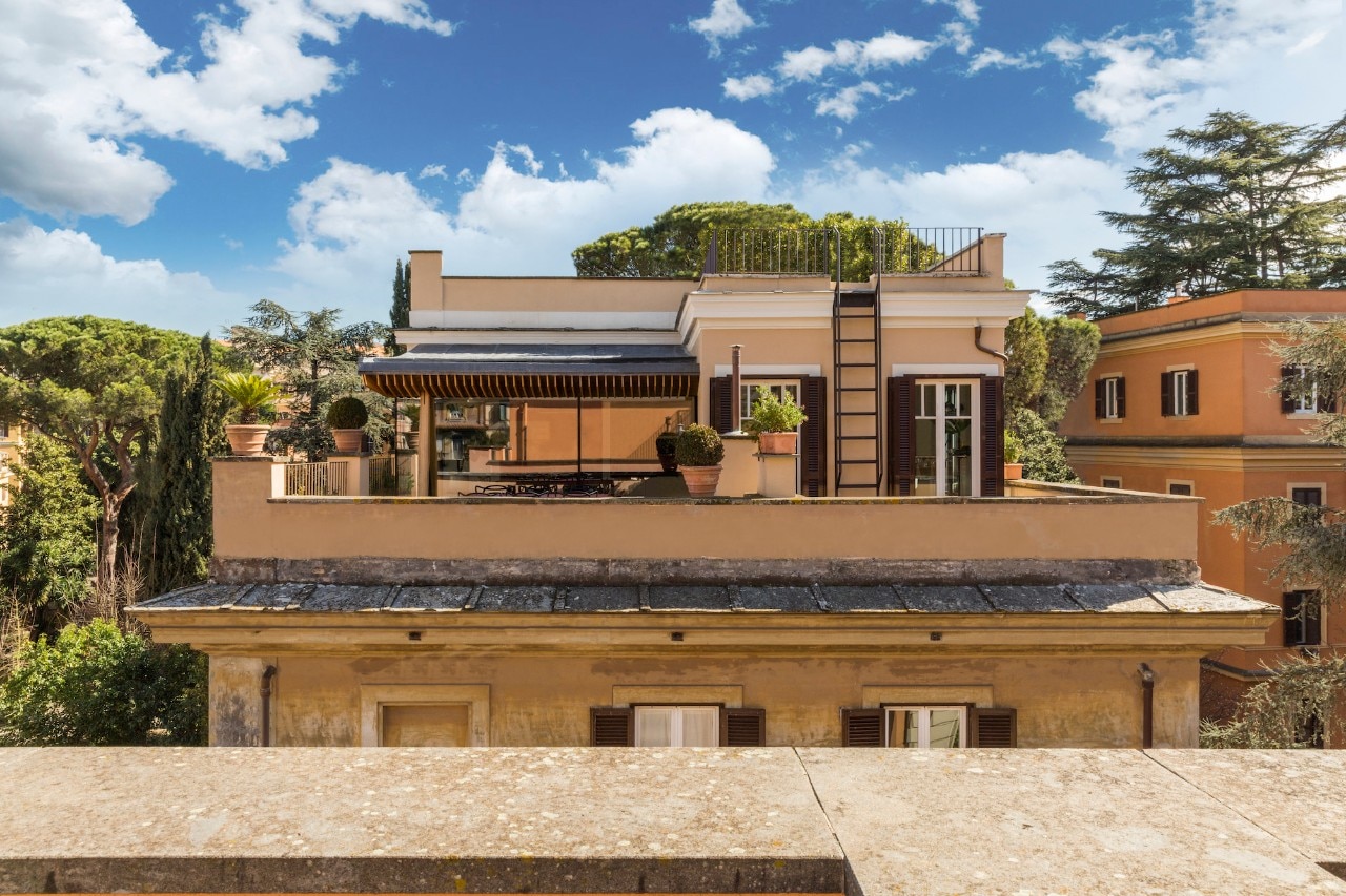 Trestle veranda, a contemporary micro architecture on the roofs of Rome ...