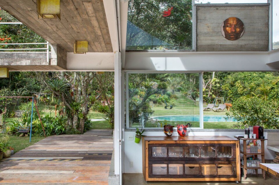 A double-height patio connects House in Samambaia to the art atelier ...