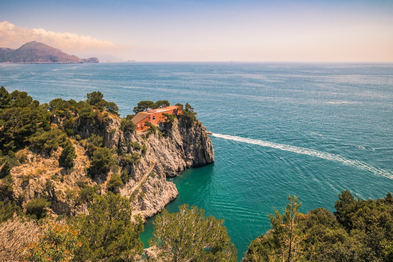 That island house: Italian Mediterranean in 11 modern villas - Domus