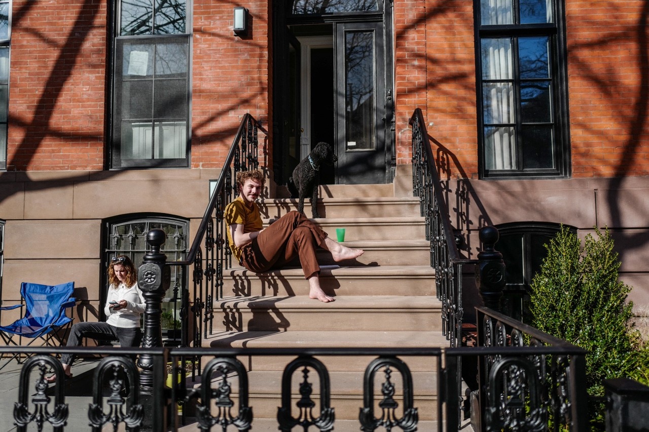 Street Photography: New York's stoops during the lockdown