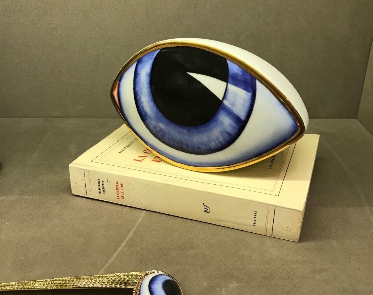 All eyes on me. The comeback of a subject which is dear to Surrealism ...
