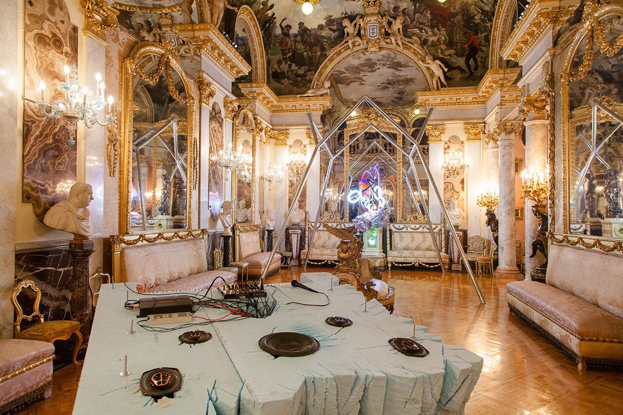 Guillermo Santomà brings ugly suburbs into a Madrid aristocratic palace ...