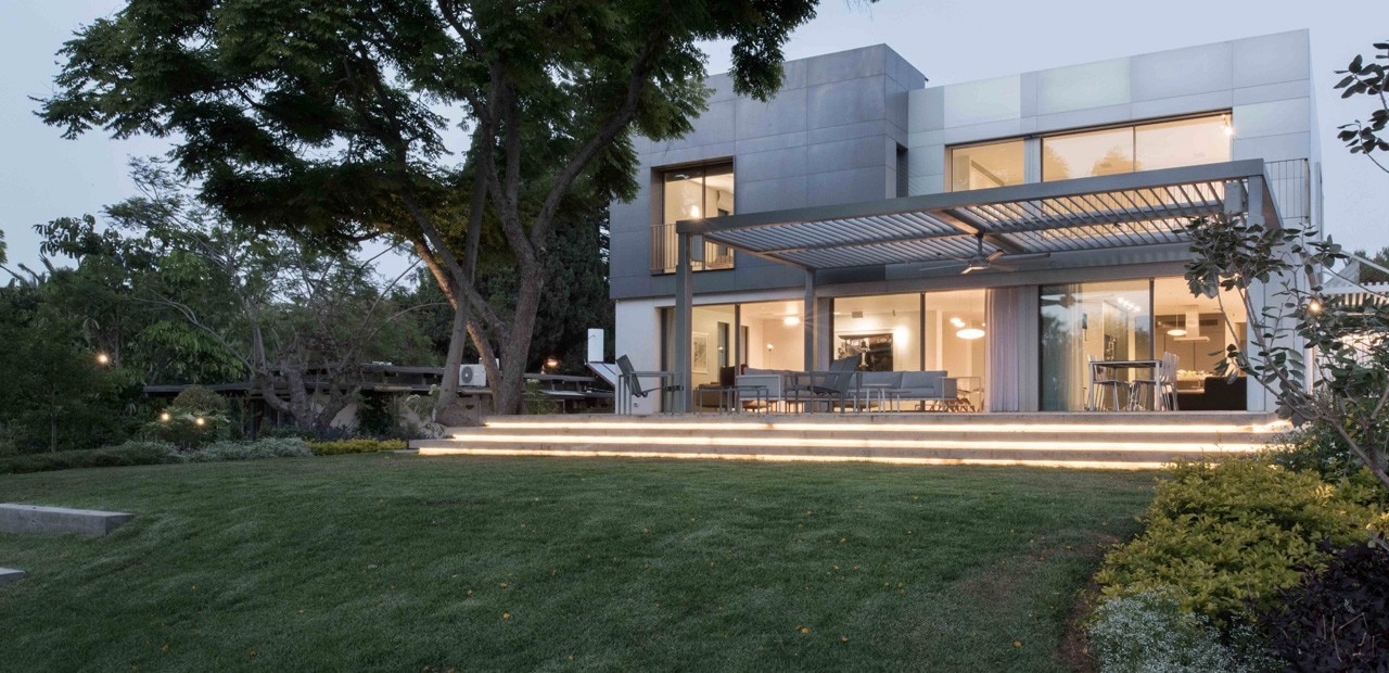 An Aluminum Vested Home - Domus