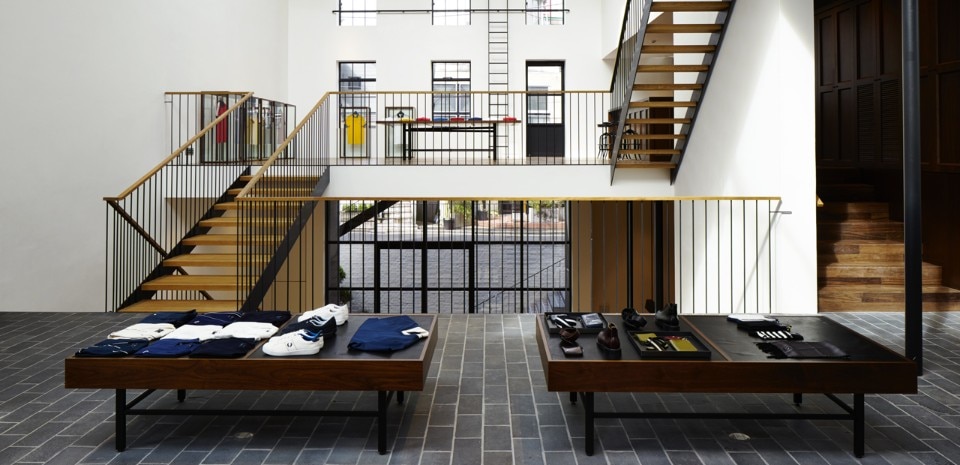 Shop with stairs - Domus