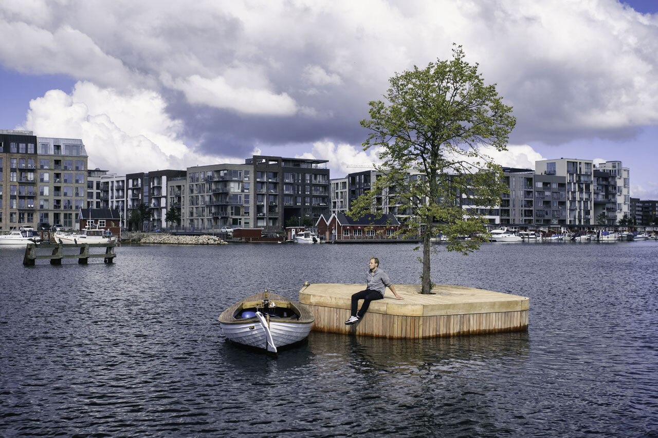 A solitary tree floating in the Copenhagen harbour - Domus