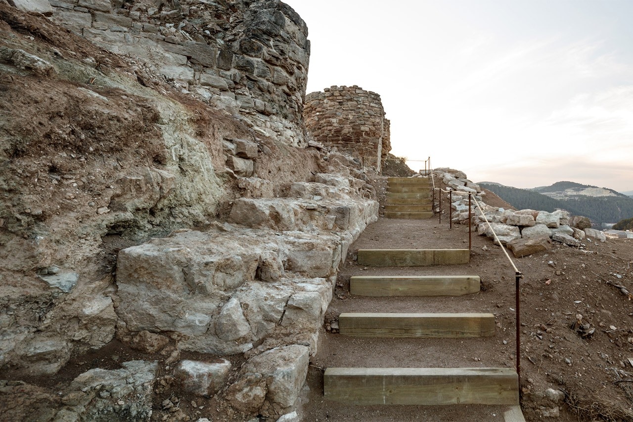 Catalonia. A minimal intervention reactivating the remains of a castle