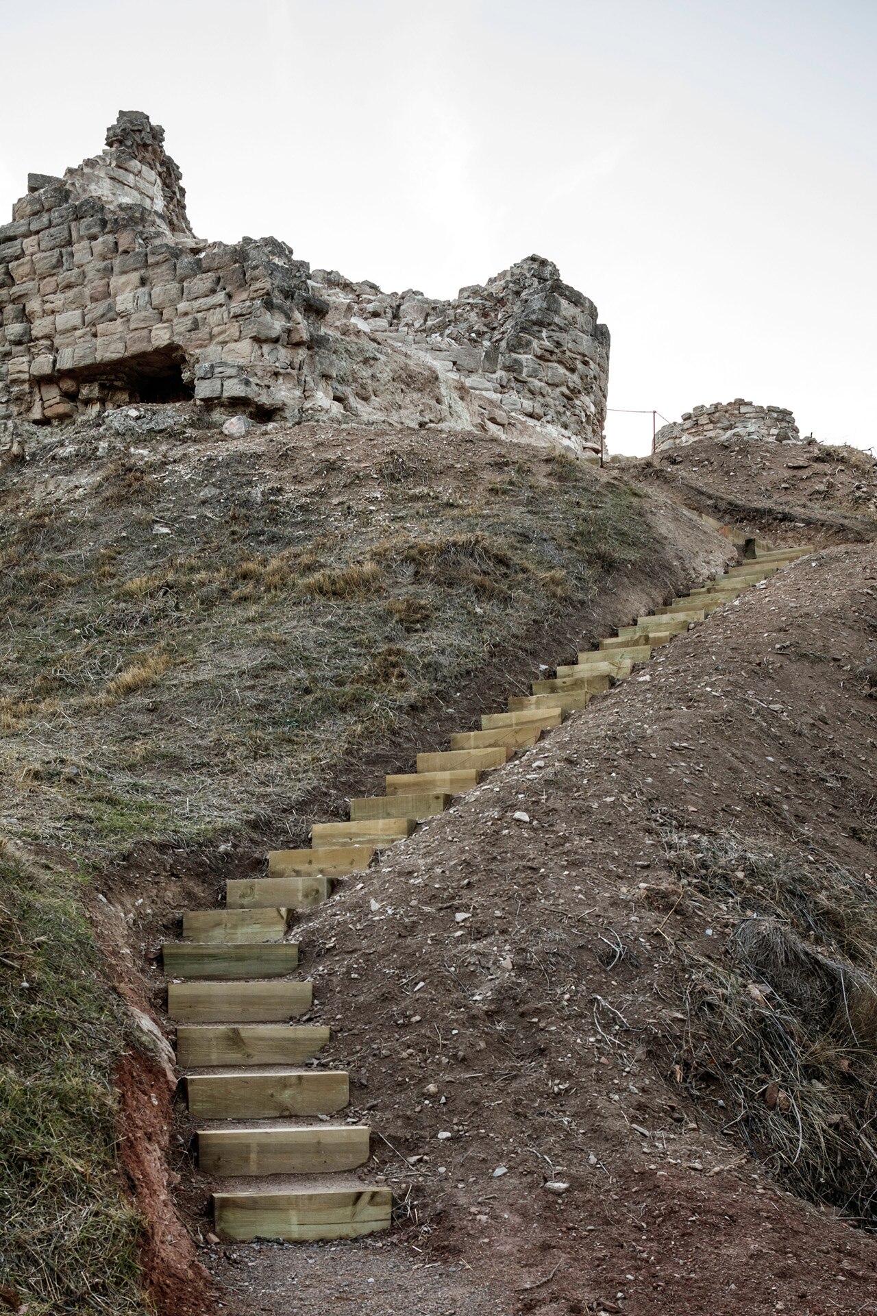 Catalonia. A minimal intervention reactivating the remains of a castle