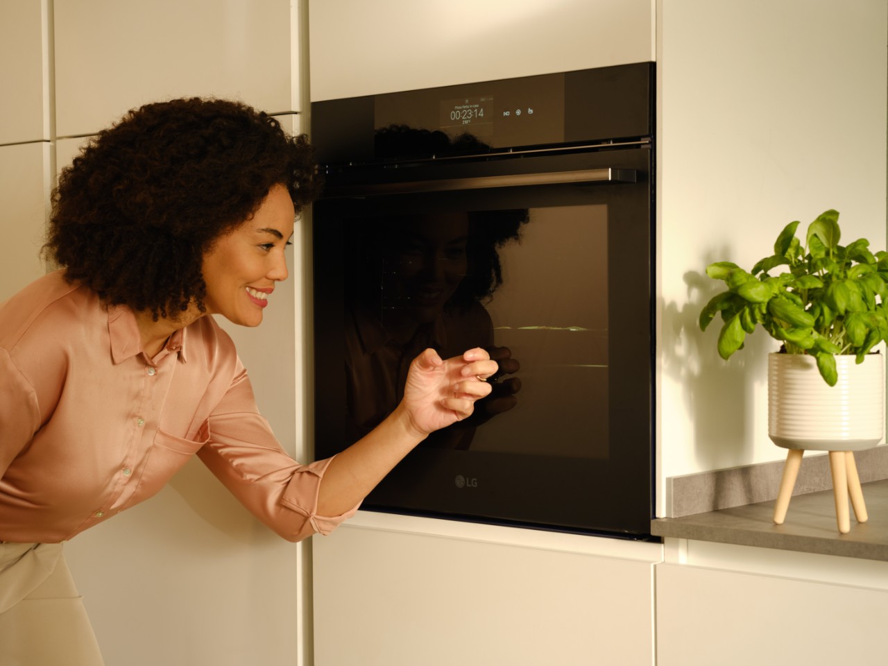 LG InstaView™ Oven Technology - Domus