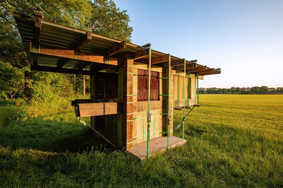 A hotel cabin made from borrowed materials and tie-down straps - Domus