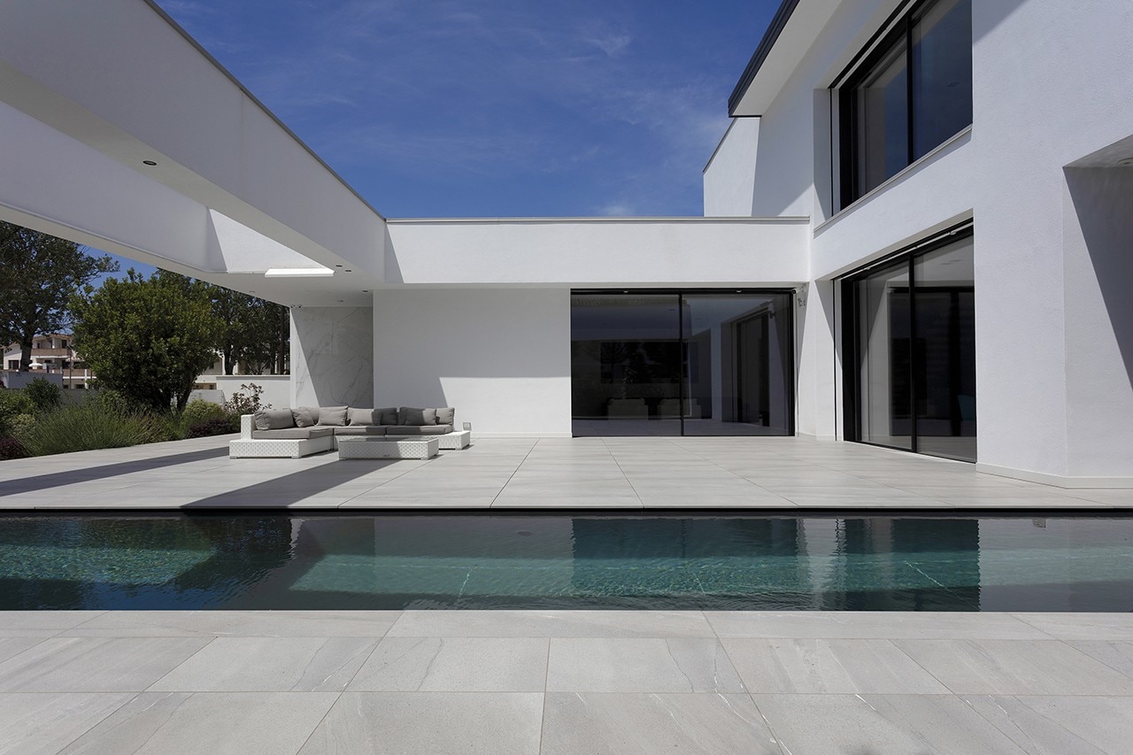 Premium ceramic surfaces for a modern villa - Domus