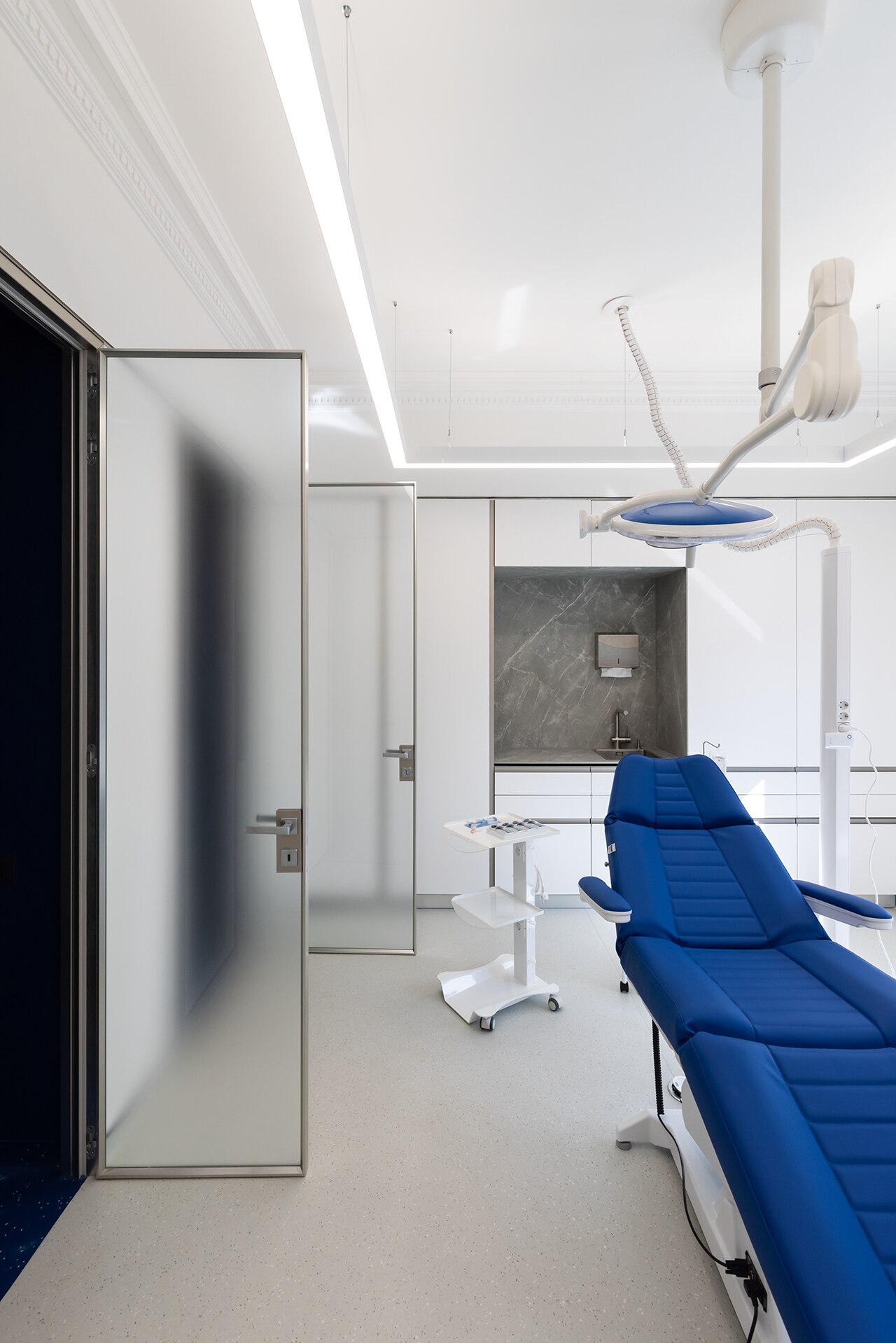 Geometric lighting defines an “artistic” clinic - Domus