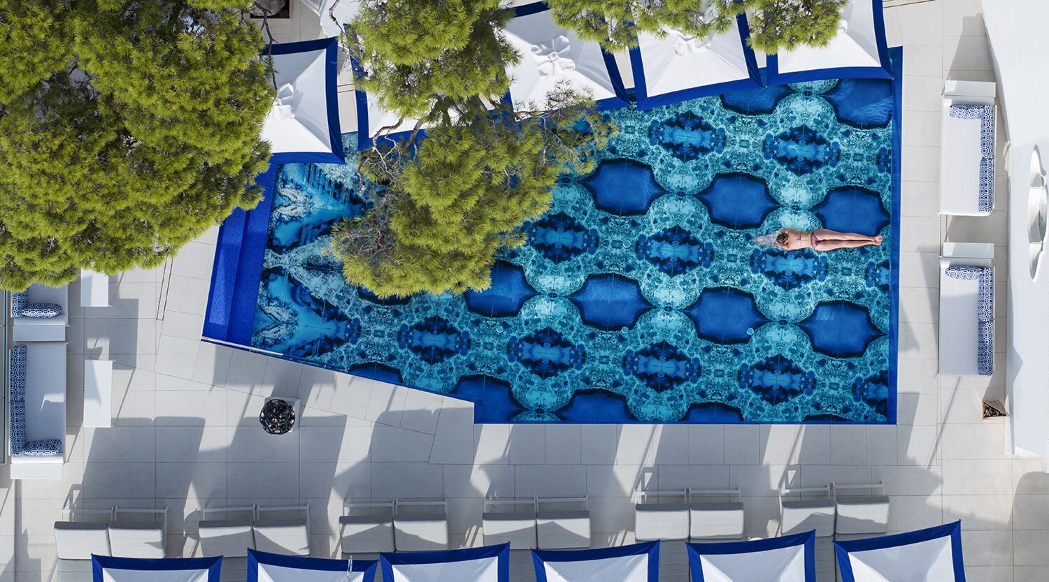Pool with bewitching colours looks out over the Bay of Naples - Domus