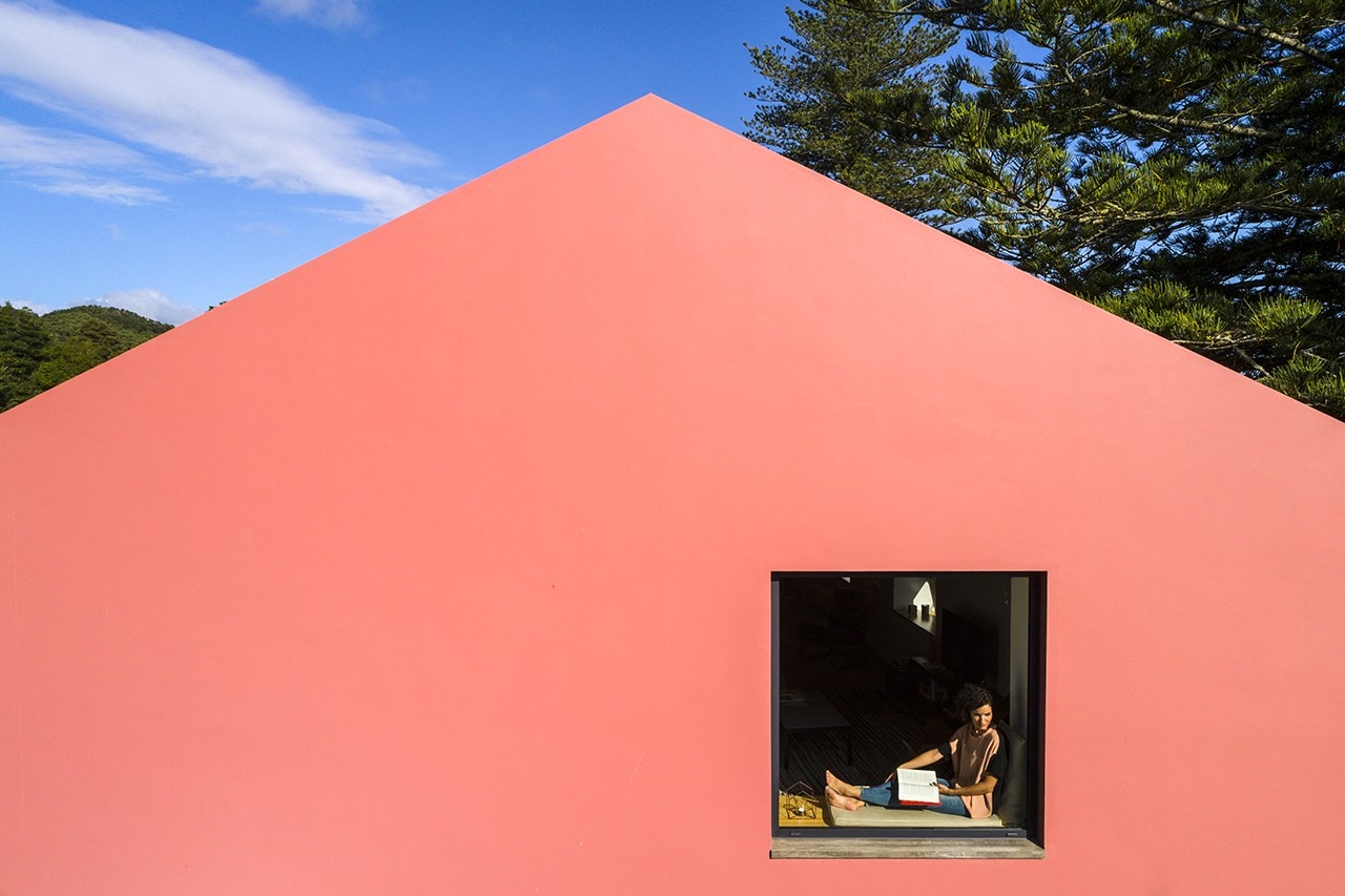 Portuguese architecture. Mezzo Atelier has renovated a rural pink house ...
