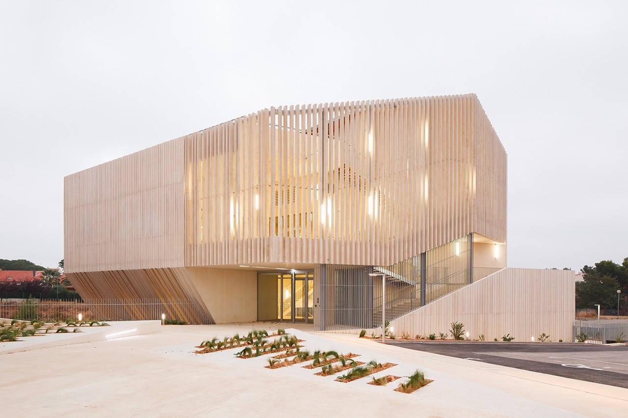 Oeco architectes realizza un centro giovanile di cemento a Cabestany ...