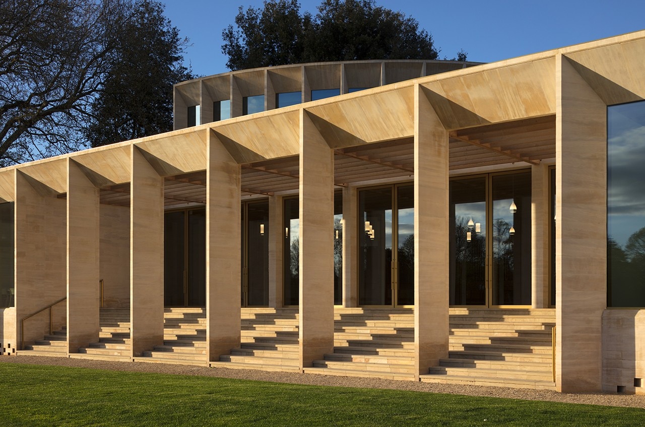 Oxford. Níall McLaughlin Architects designs a stone theater in a garden