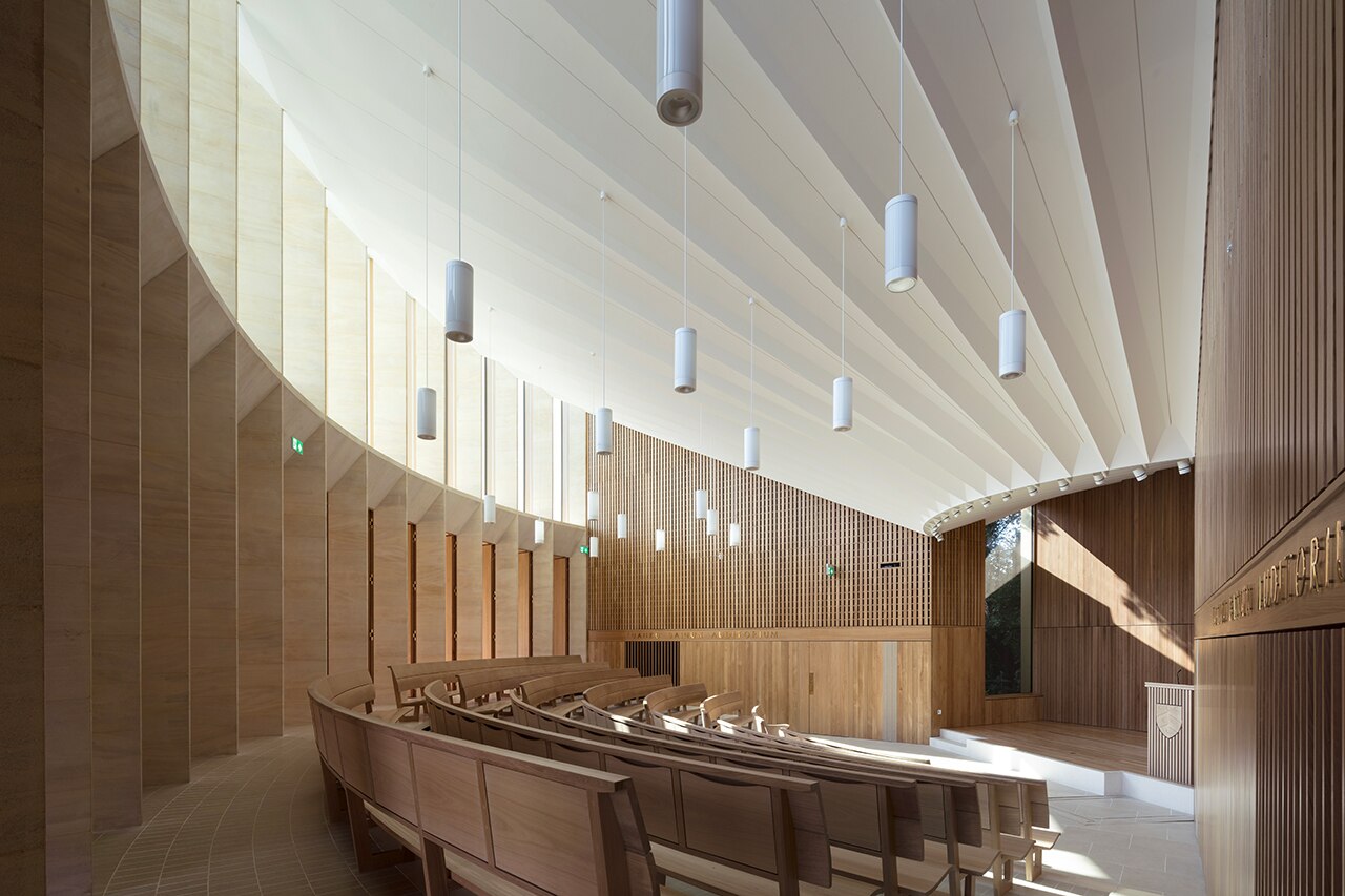 Oxford. Níall McLaughlin Architects designs a stone theater in a garden