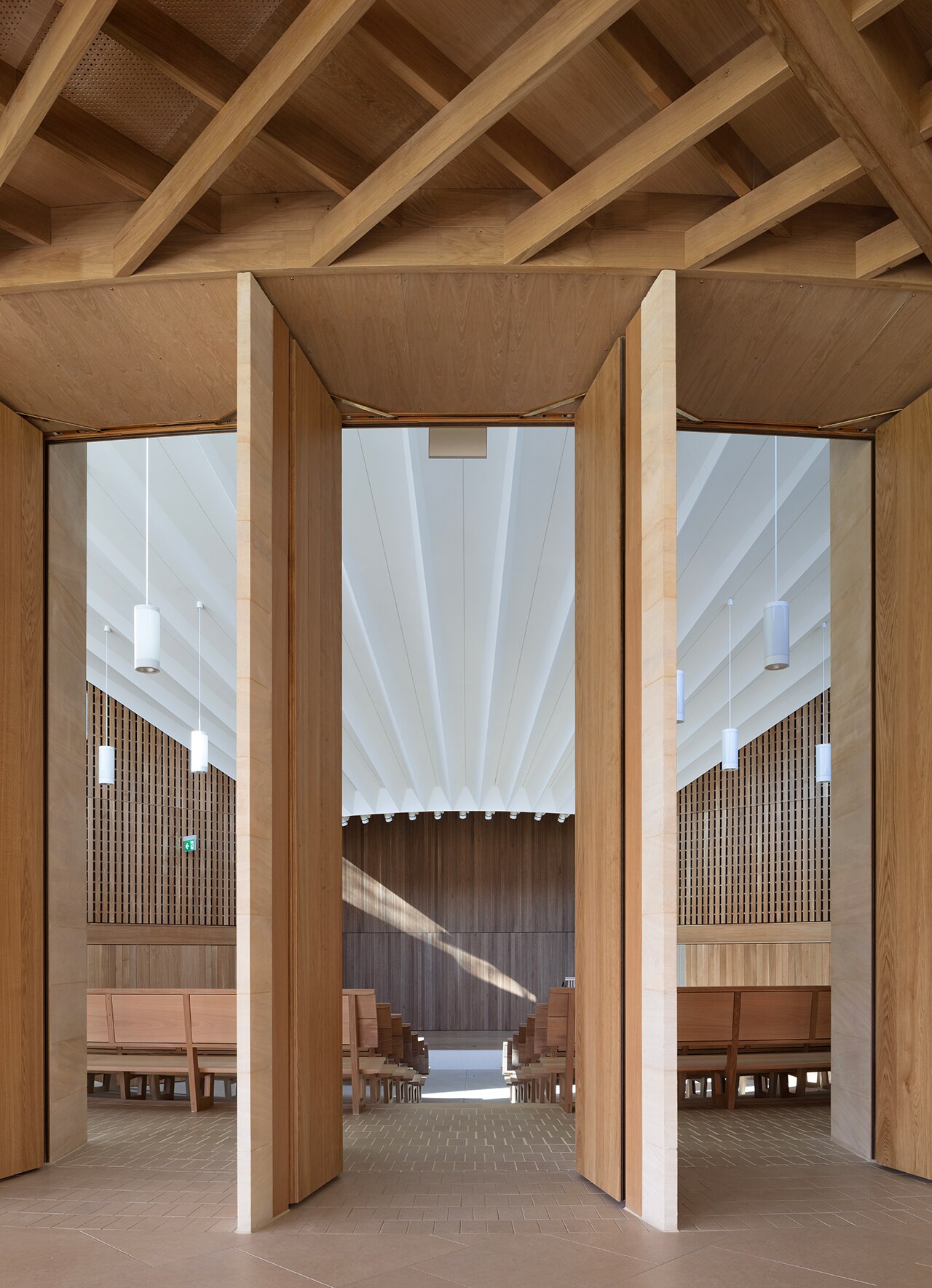 Oxford. Níall McLaughlin Architects designs a stone theater in a garden