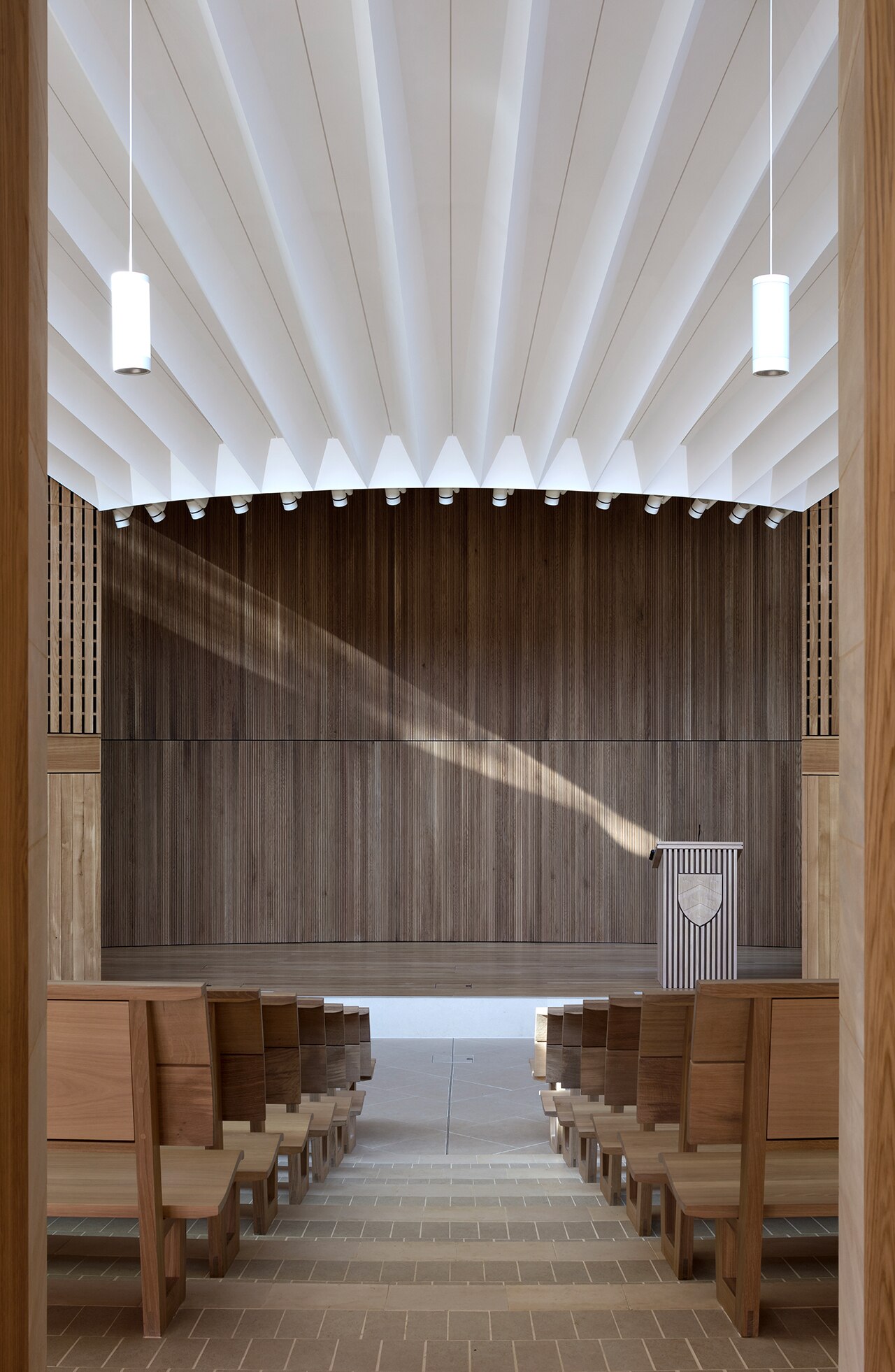 Oxford. Níall McLaughlin Architects designs a stone theater in a garden